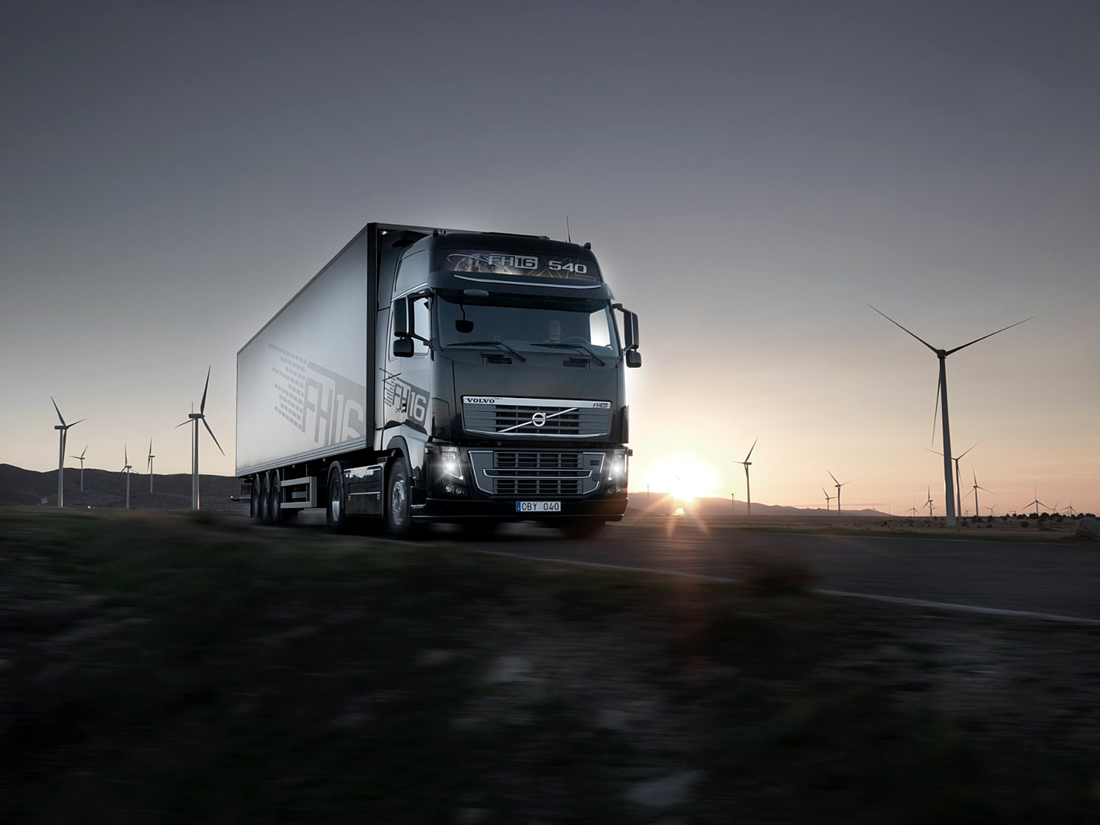 Volvo Trucks presenta sus novedades ante la ASTRAE - Sobre Camiones